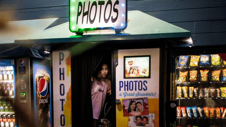 DIY: Setting Up a QR Code Photo Booth for Your Wedding – Eventlens